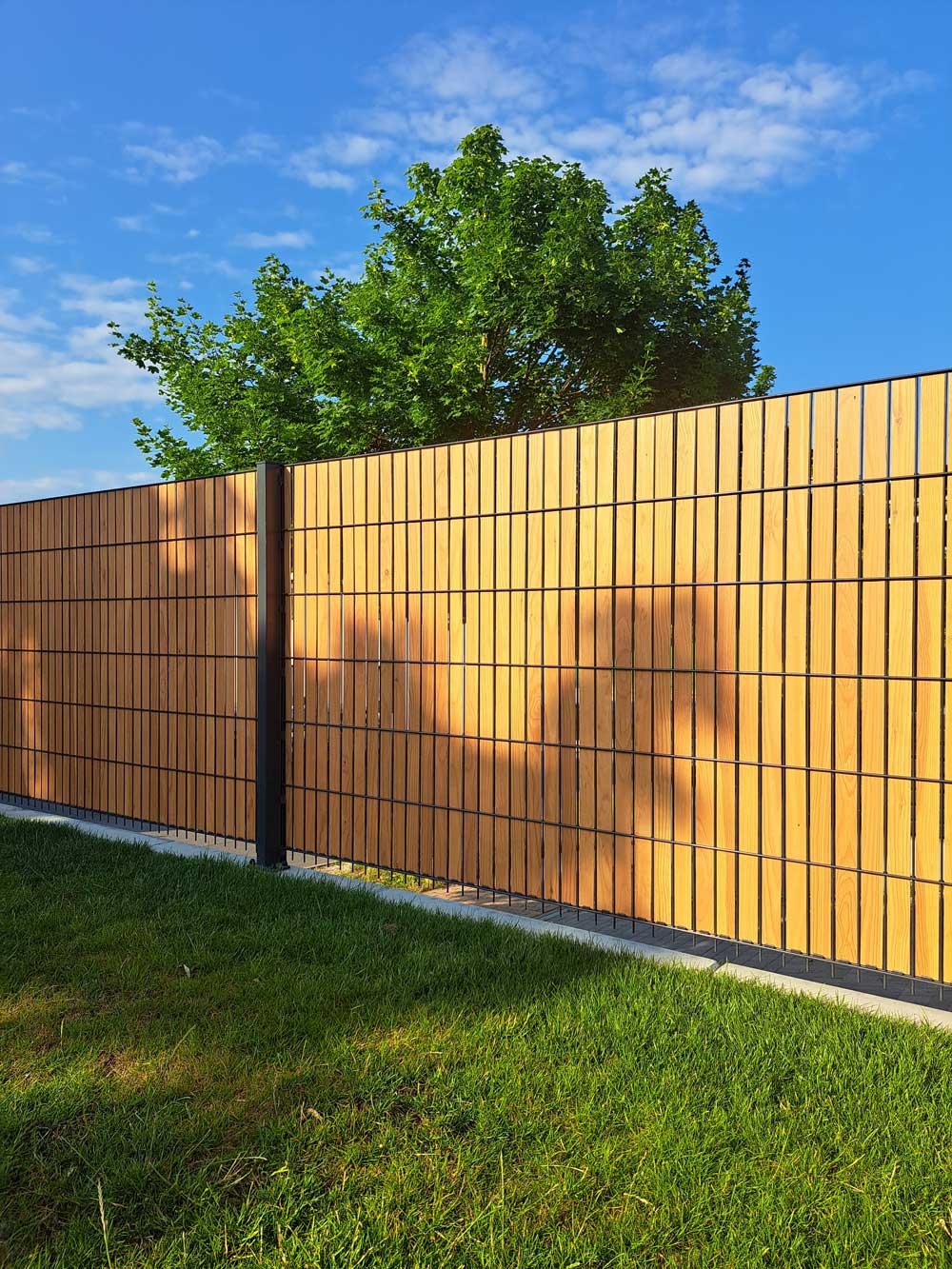 Doppelstabmattenzaun-Sichtschutz aus Holz | wodewa